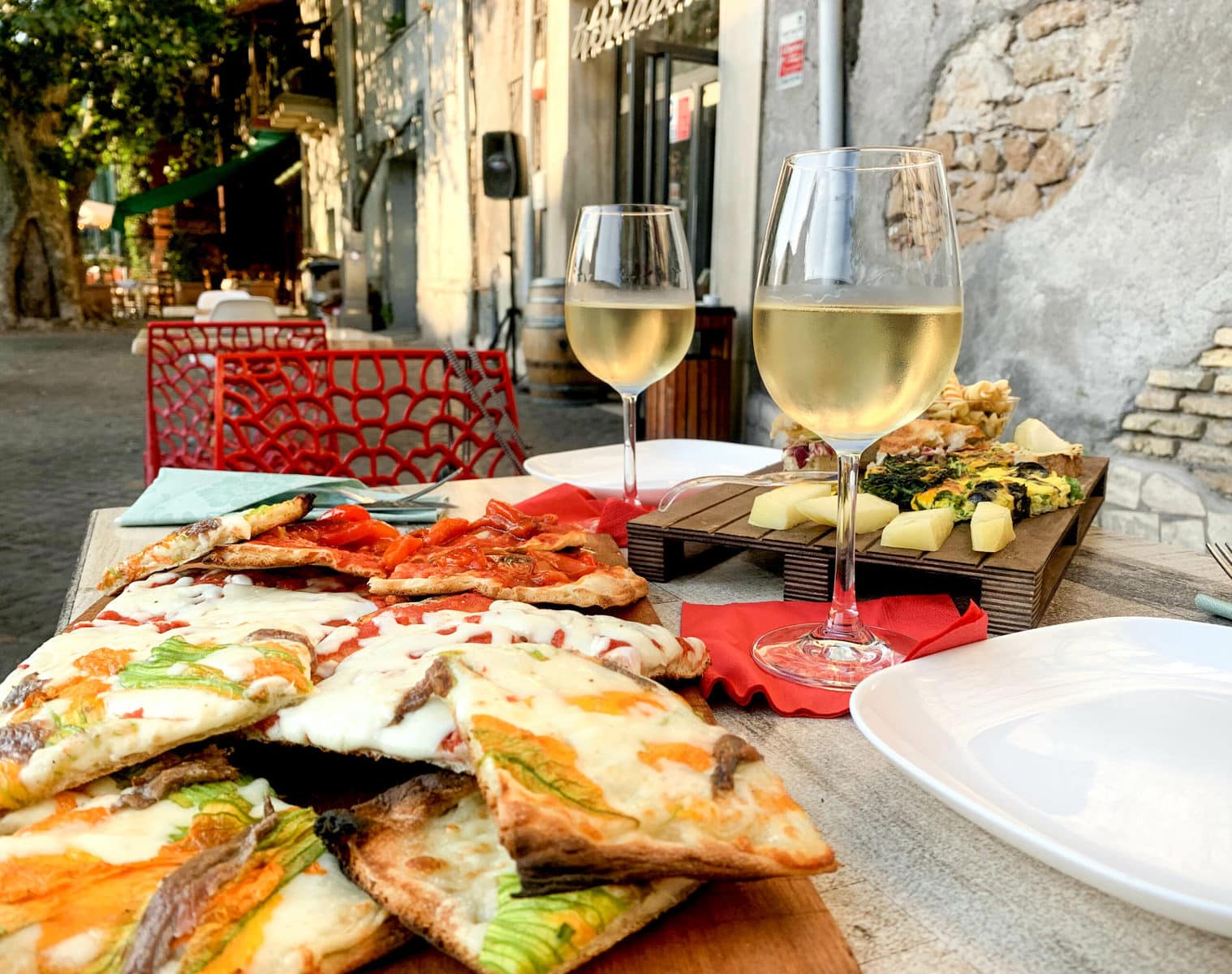 The aperitivo is part of the Roman tradition! And you can join!